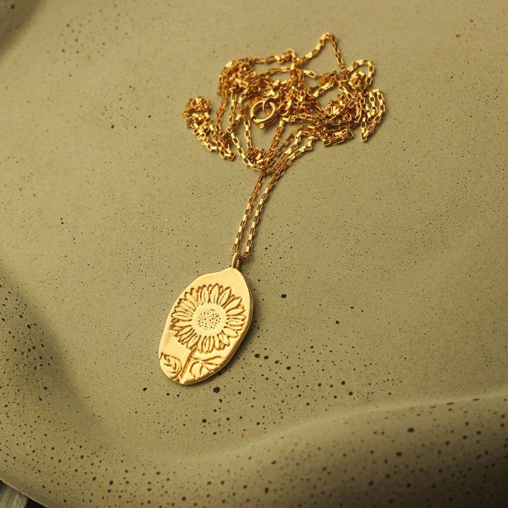 colar medalha girassol solar longo banho ouro 18k • notta